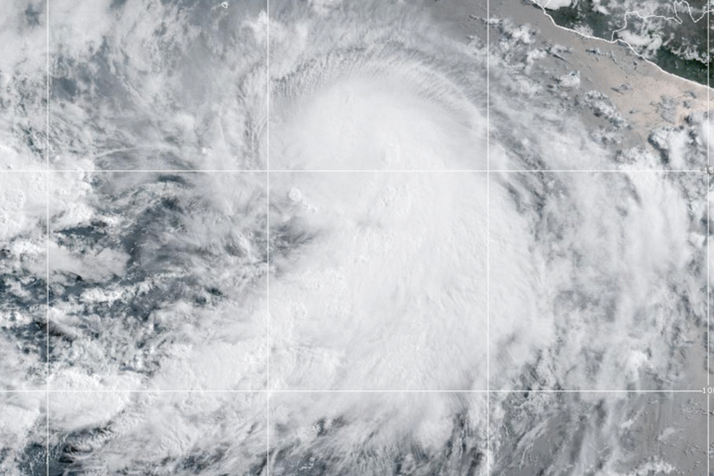 Adrian si rafforza nel Pacifico, è il 1° uragano della stagione