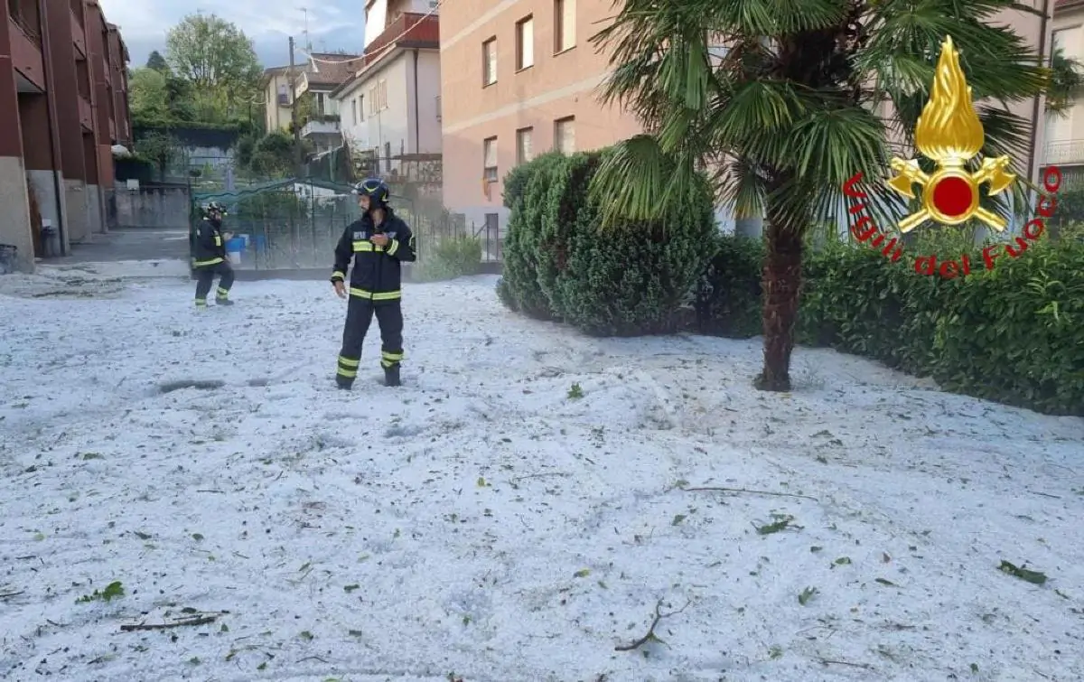 Eccezionale grandinata a Senna Comasco: "valanga di ghiaccio" sfonda la ...