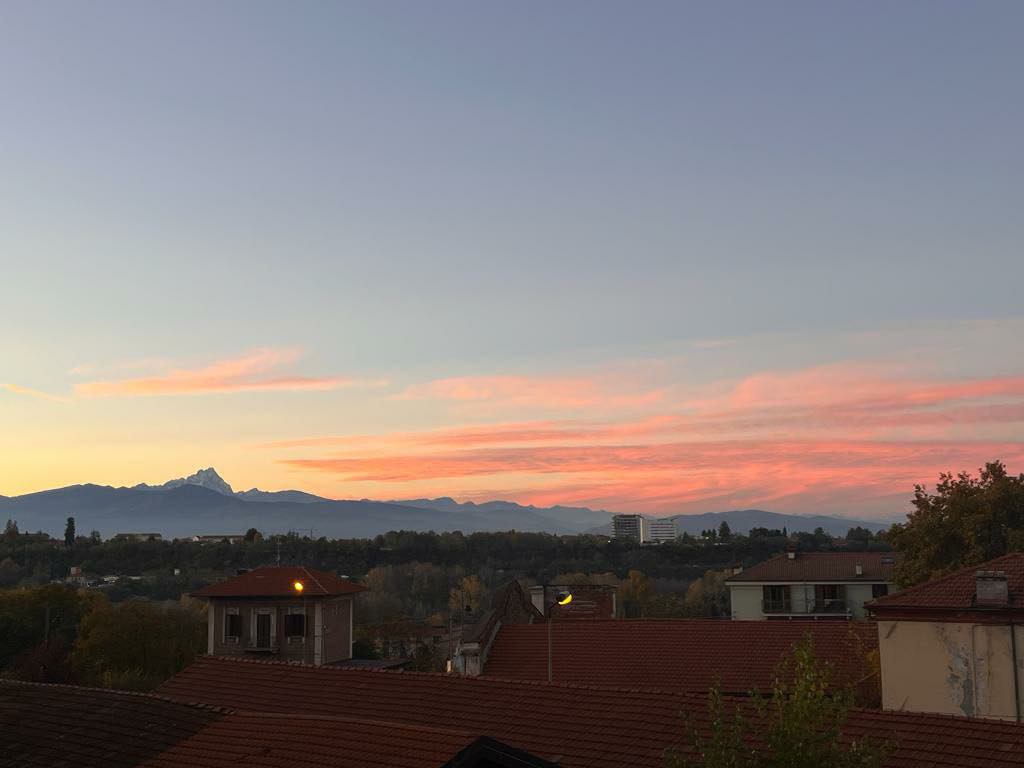 Spettacolare tramonto in Piemonte: sfumature di rosso e rosa nel cielo ...