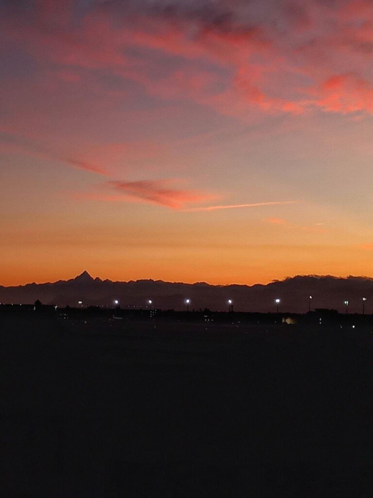 Spettacolare tramonto in Piemonte: sfumature di rosso e rosa nel cielo ...