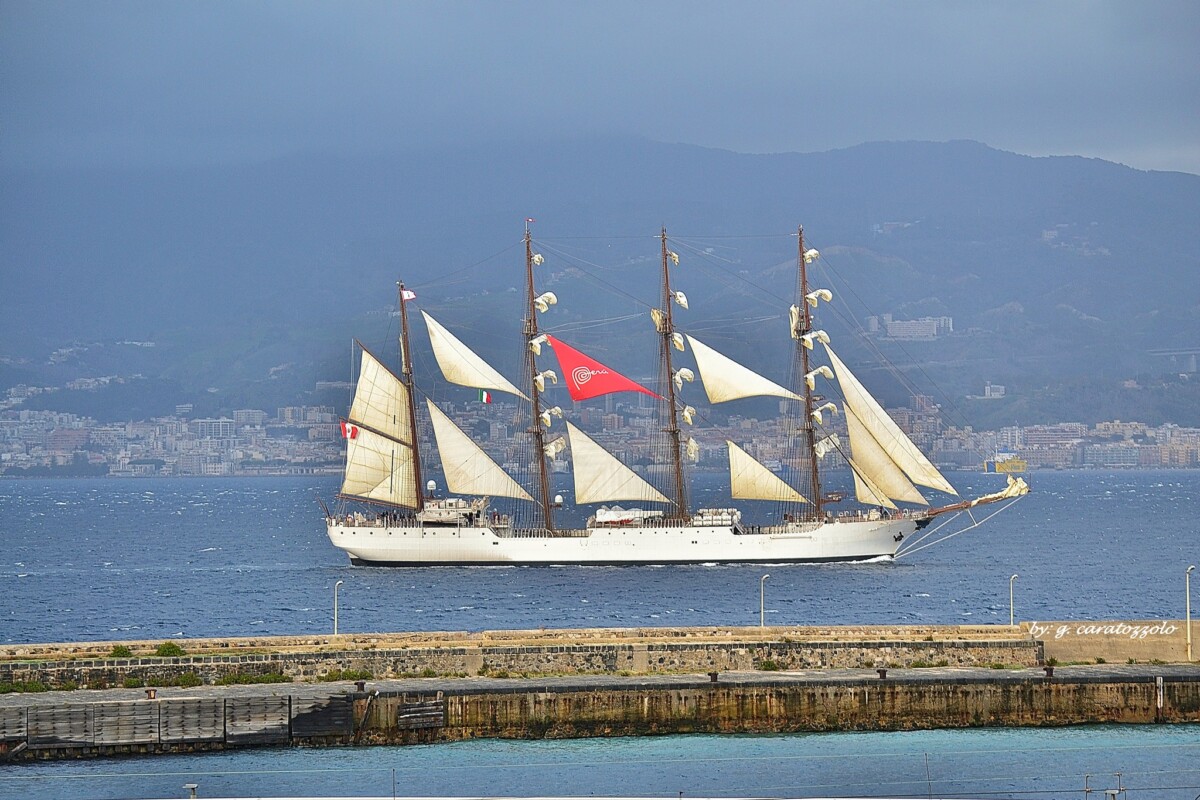 Il veliero peruviano BAP Unión risale lo Stretto di Messina | FOTO