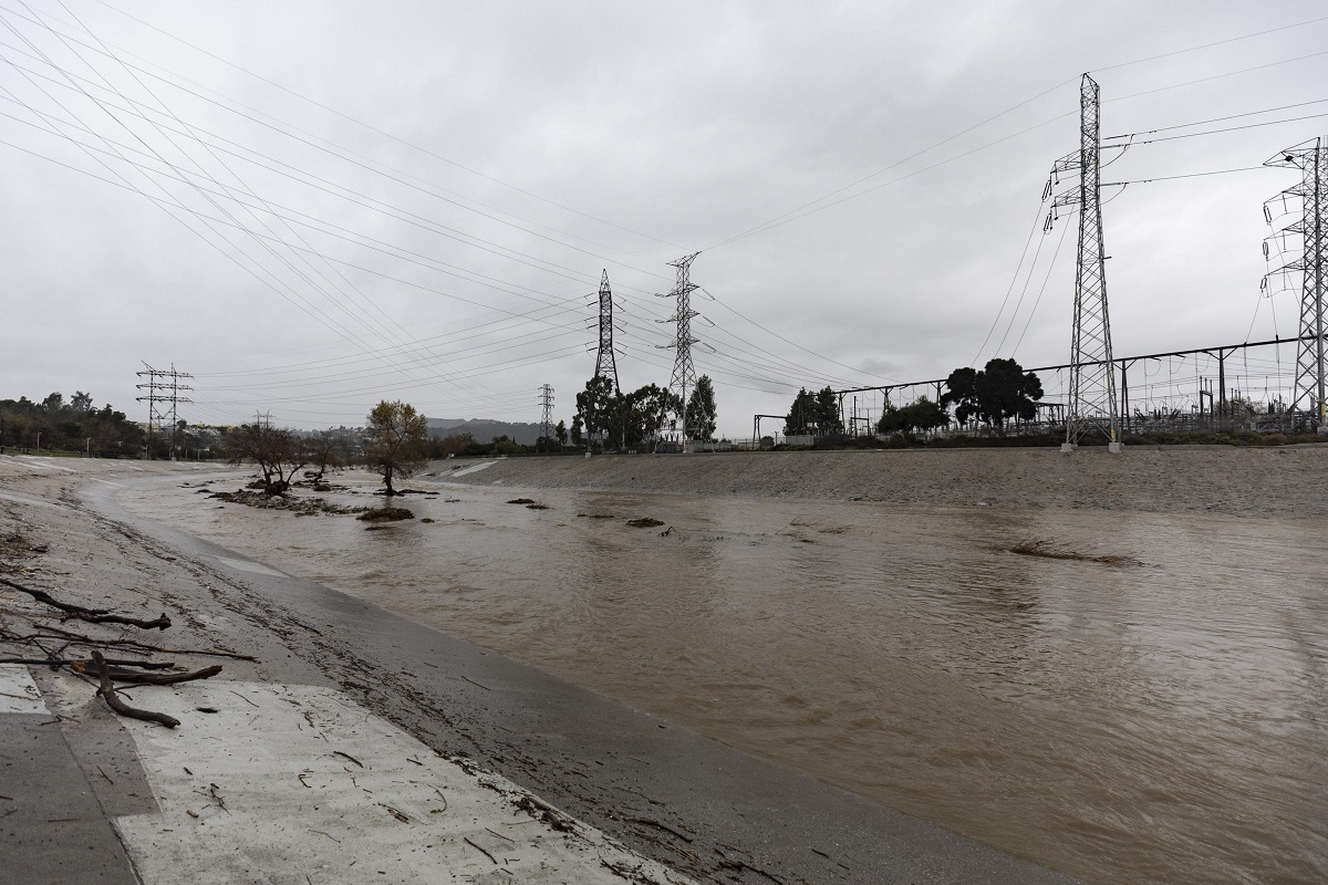Fiume atmosferico si accanisce sulla California: tempesta con pioggia ...