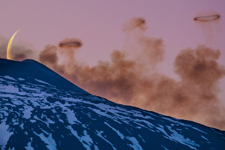 La Luna ammira gli anelli di gas sull'Etna: la foto spettacolare
