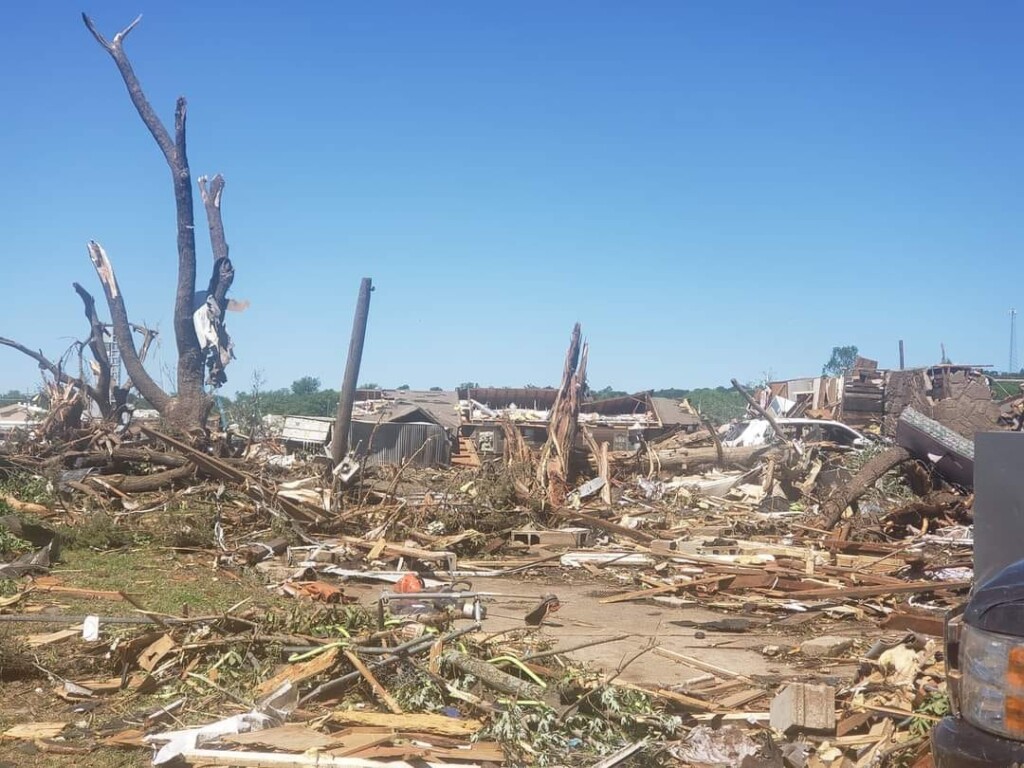 Un probabile tornado EF4 ha devastato Barnsdall, in Oklahoma