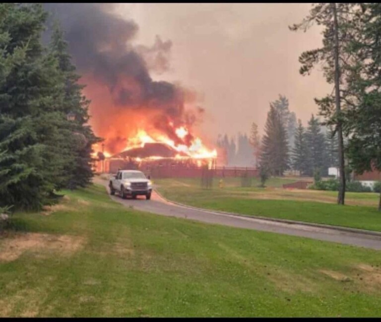 Canada, incendio devasta Jasper: premier dell'Alberta in lacrime