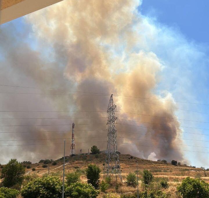 Incendi Spagna, enorme rogo a Loeches: raggiunti anche gli edifici