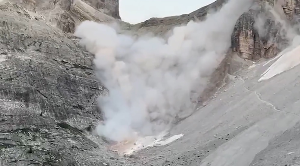 Enorme caduta di sassi su Cima Dodici, sulle Dolomiti di Sesto