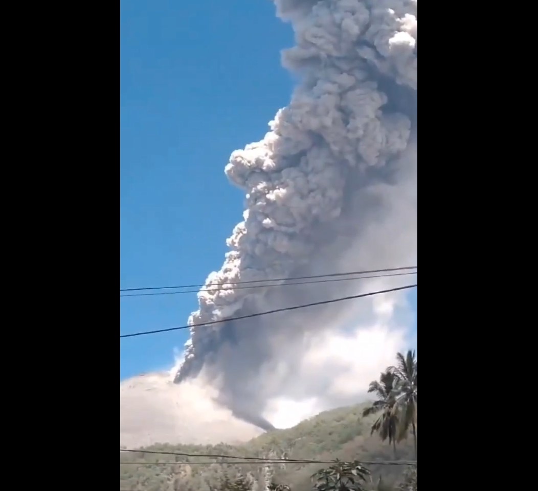 Erutta il vulcano Lewotobi in Indonesia: alta colonna di cenere