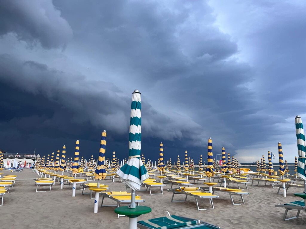 Maltempo Marche, Shelf Cloud a Falconara Marittima: panico in spiaggia