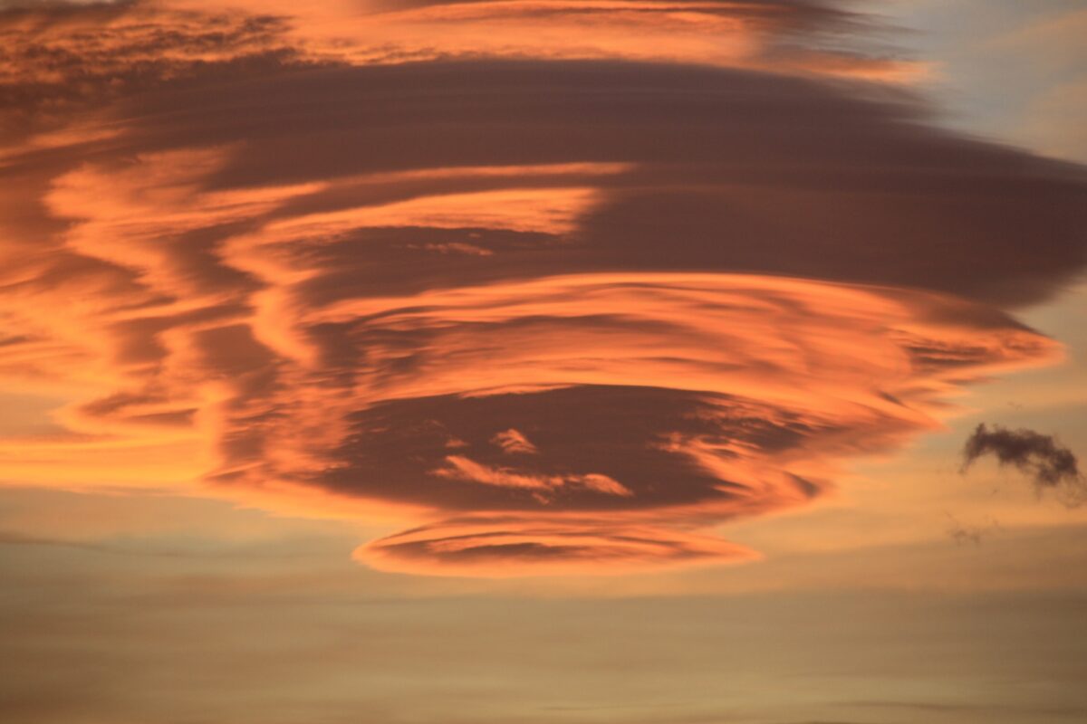 Due enormi astronavi in cielo: lo spettacolo delle nubi lenticolari
