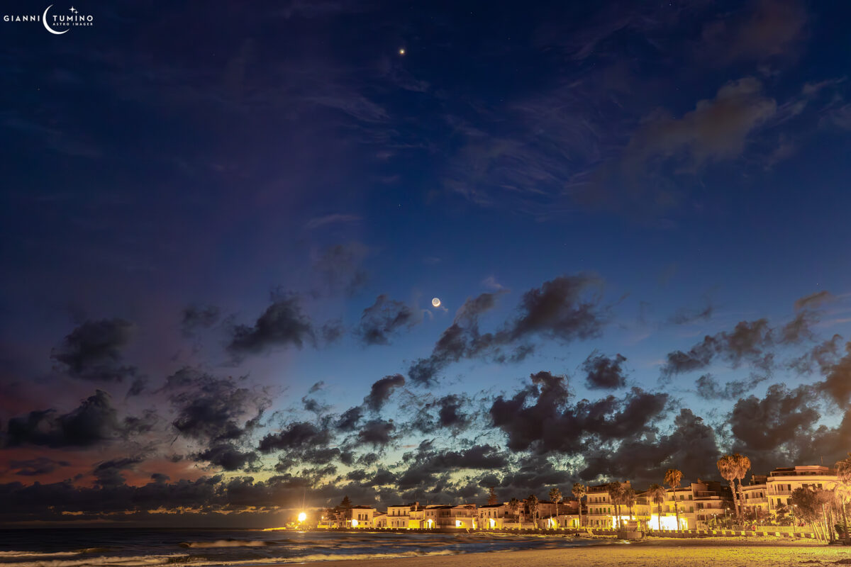 Venere, Saturno e la Luna incantano nel cielo notturno
