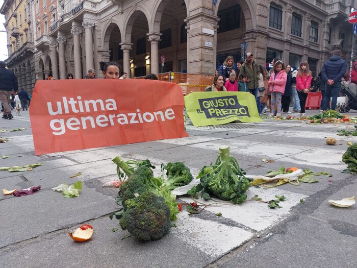 Clima, protesta di Ultima Generazione: verdure marce a Bologna