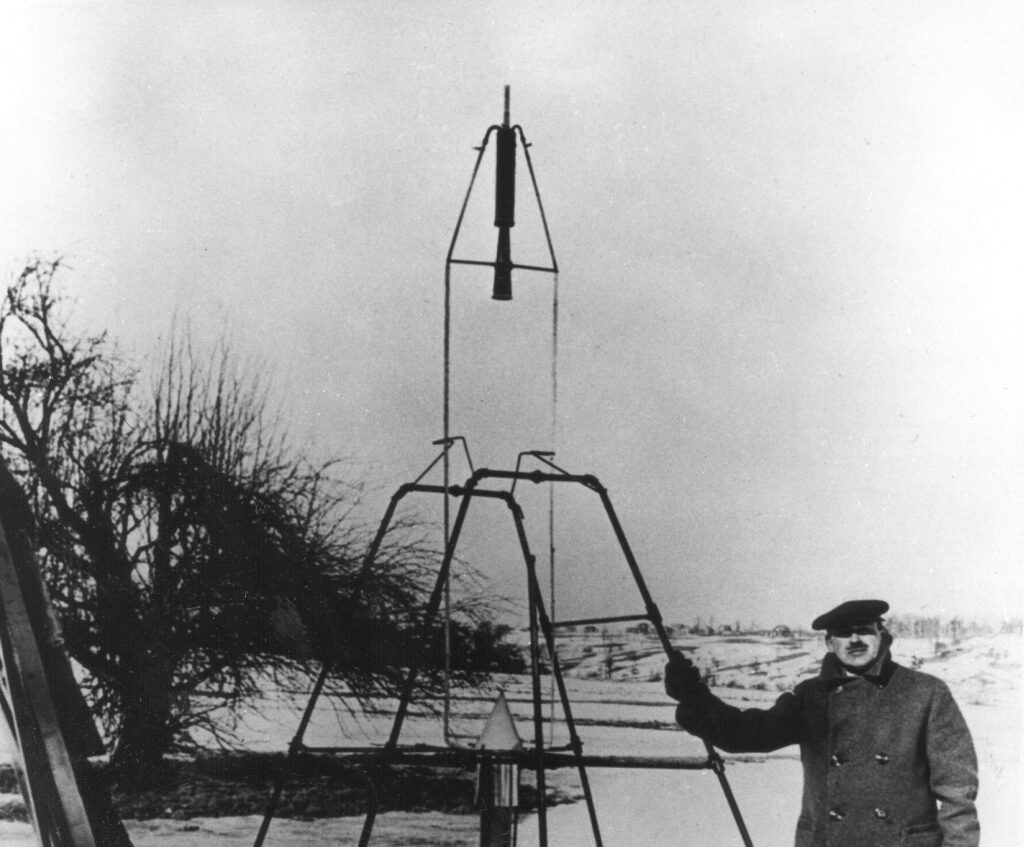 Il 16 marzo 1926 Robert Goddard lancia il primo razzo a propellente liquido