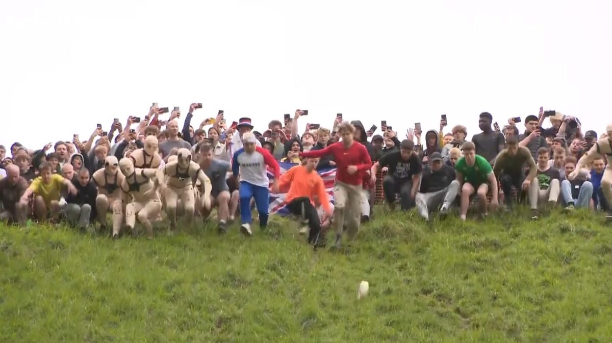 Cheese Rolling, l'arte del rotolare con stile: 2 feriti per la corsa al ...
