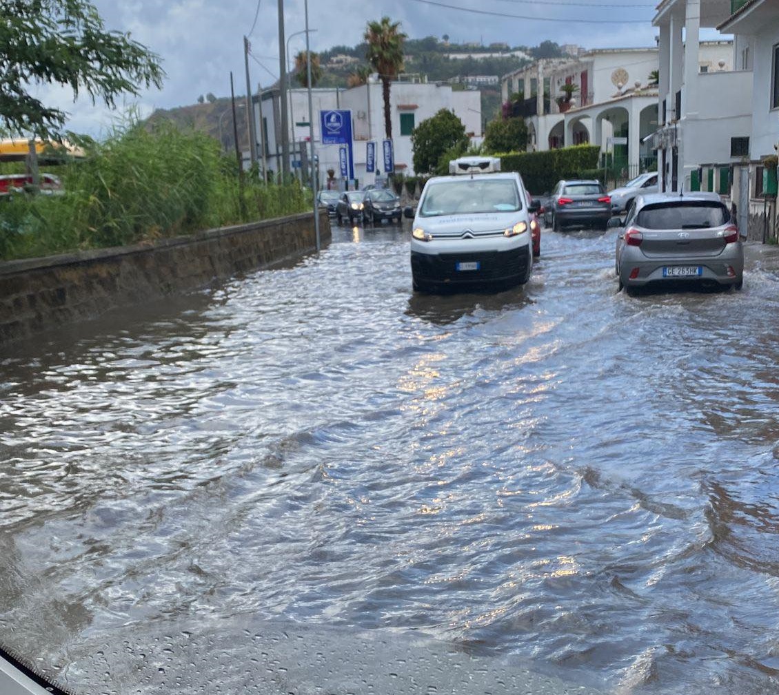 Maltempo Campania: tempesta si abbatte su Napoli, Ischia, Procida e ...