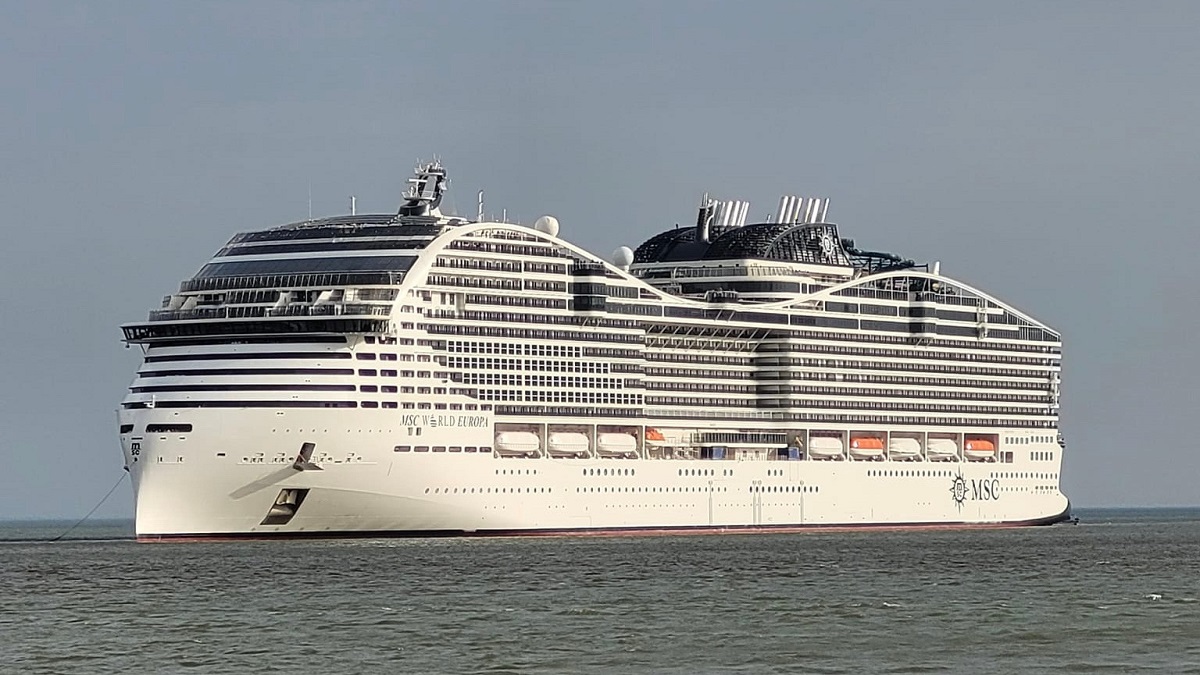 La nave da crociera MSC World Europa riparte verso Messina dopo l'avaria