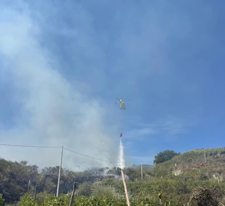 Ischia, incendio sul Monte Epomeo: elicotteri in azione | FOTO