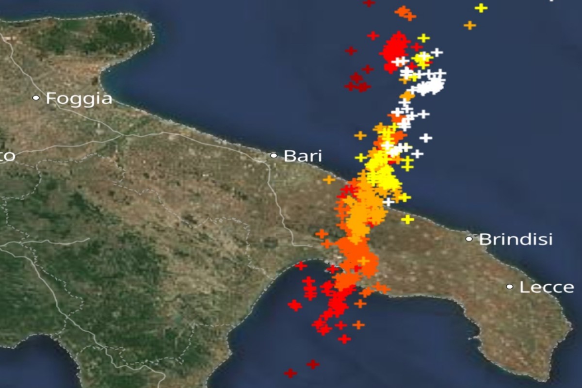 Meteo, violenta squall line colpisce la Puglia: fulmini, nubifragi e ...