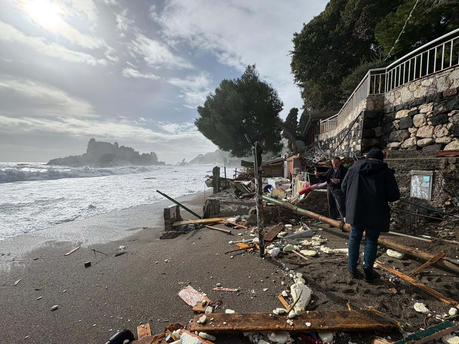 Maltempo, anche Taormina è in ginocchio: devastazione totale a Mazzeo ...