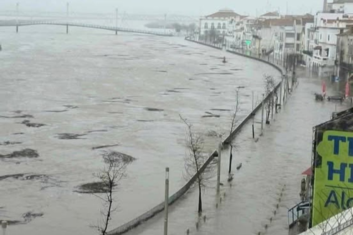 Maltempo Portogallo, cresce l'emergenza alluvione: Alcácer do Sal sott ...