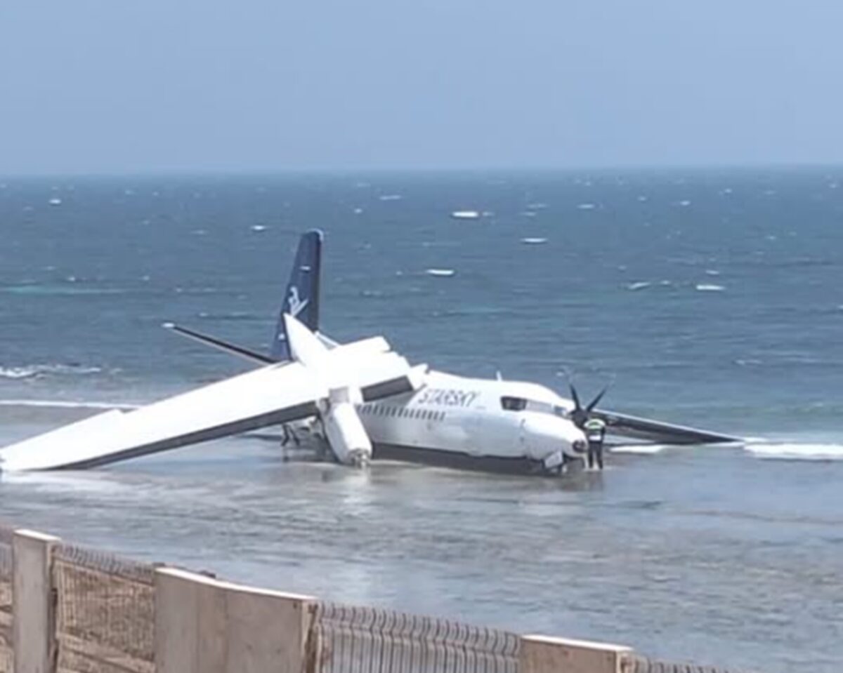 Terrore in Somalia: aereo precipita dopo il decollo e finisce su una ...