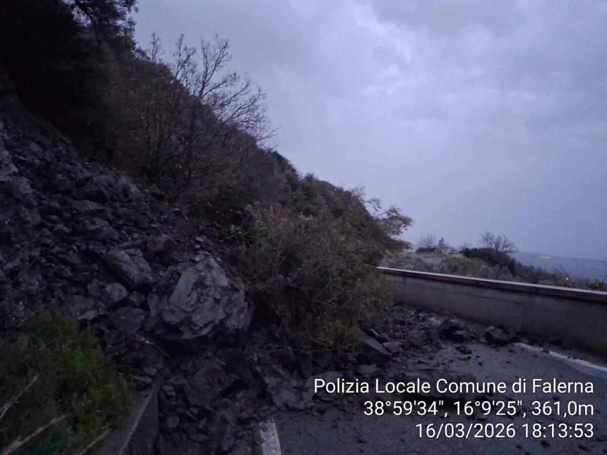 Maltempo Calabria, frana a Falerna: chiusa la SP97 | FOTO