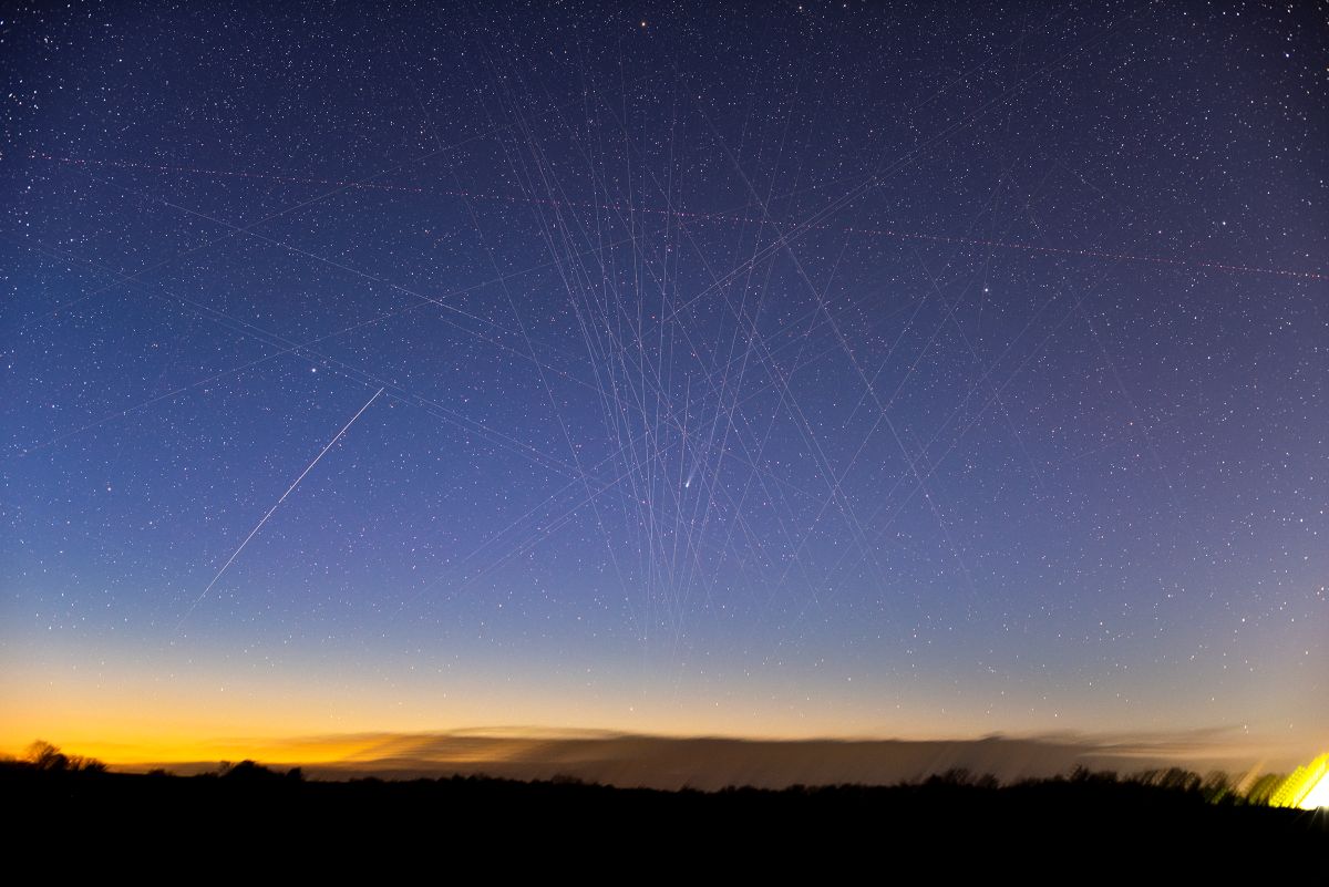 Starlink "dichiara guerra" alle comete: il cielo sempre più affollato ...