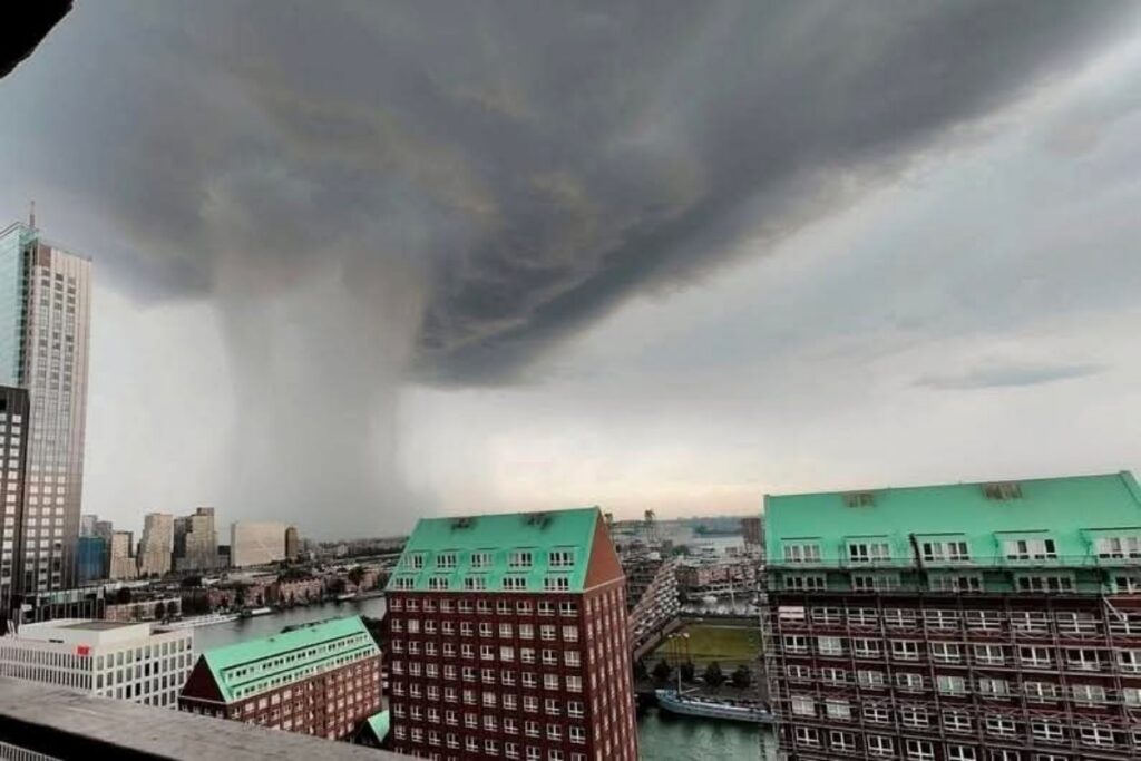 Meteo, spettacolare Microburst su Rotterdam: colonna di pioggia e ...