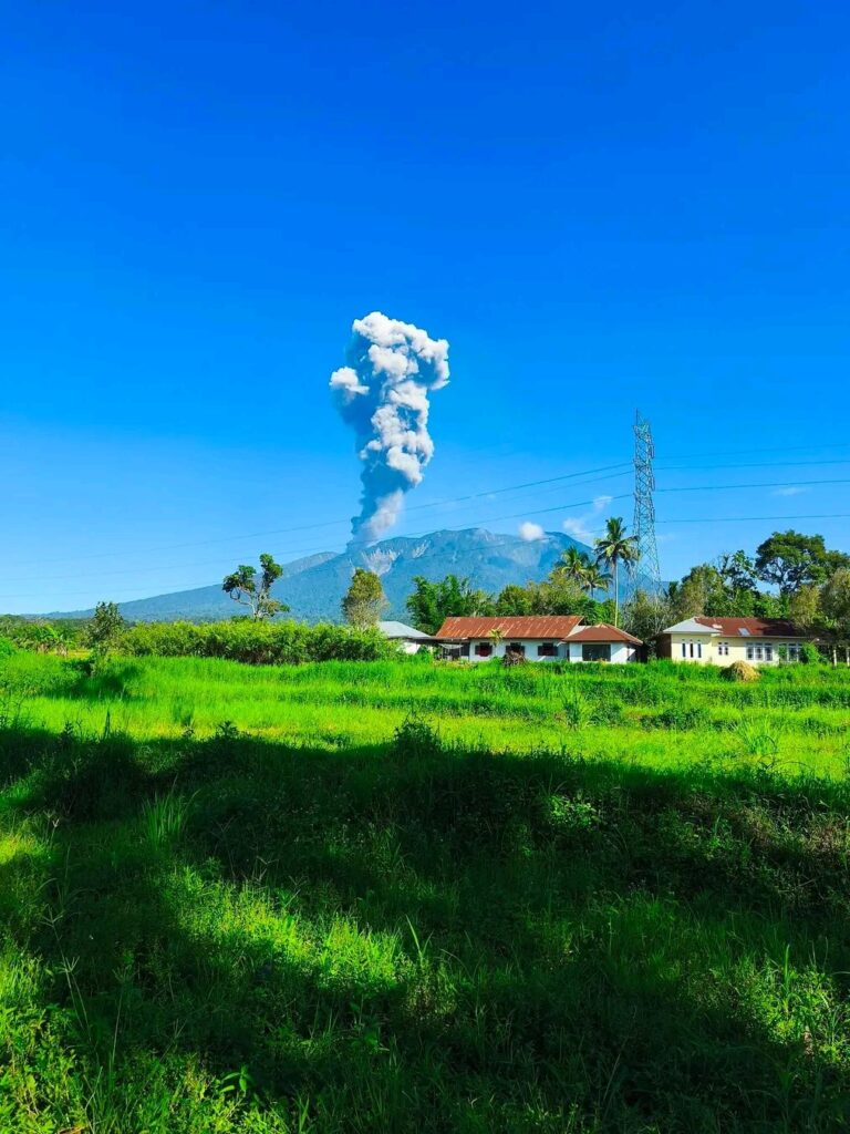 Indonesia, nuova eruzione del Monte Marapi: colonna di cenere alta 2 km ...