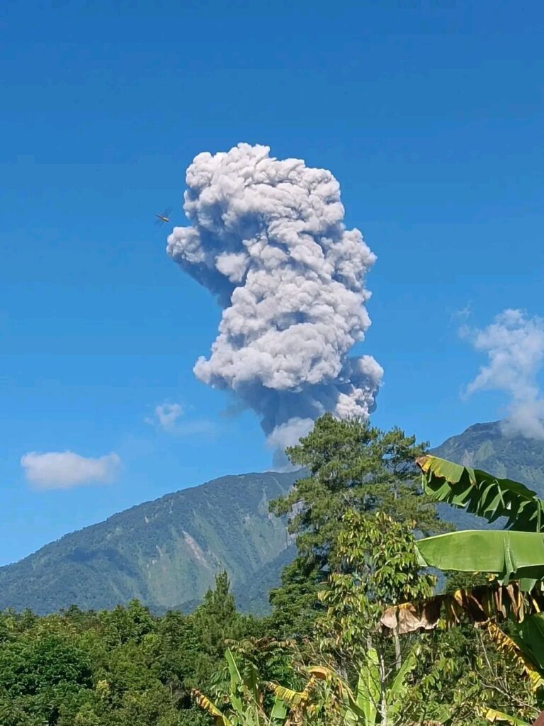 Indonesia, nuova eruzione del Monte Marapi: colonna di cenere alta 2 km ...